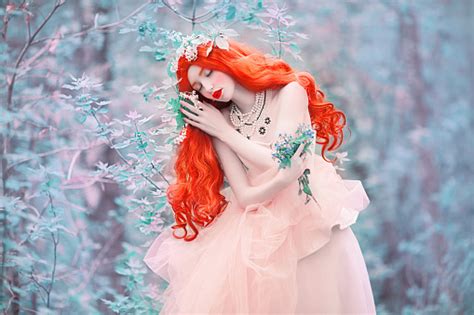 목에는 목걸이 함께 아름 다운 빨간 머리 미술 공주 Bkue 봄 배경에 긴 머리 빨간 입술 창백한 피부와 젊은 특이 한 여자 구슬의 고 대 목걸이입니다 미술 사진 빅토리아