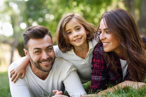 Fam Lia Nova Feliz Em Um Parque Urbano Foto De Stock Imagem De Grupo Macho