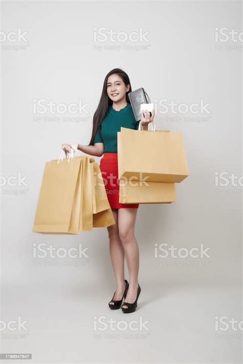 밝은 회색 배경에 종이 가방을 들고 아름다운 행복한 아시아 여자 쇼핑 가방에 대한 스톡 사진 및 기타 이미지 가방 고객 구매 Istock