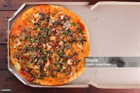 나무 배경 상자에서 피자입니다 닭고기 버섯 채소 치즈 소스와 이탈리아 피자 골 판지 상자에 축제 식사입니다 공간 복사 건강한 식생활에 대한 스톡 사진 및 기타 이미지