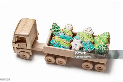 나무 장난감 트럭 크리스마스 트리와 눈송이의 형태로 크리스마스 진저에 대 한 행운 이다 트럭에 대한 스톡 사진 및 기타 이미지 트럭 크리스마스 트리 0명 Istock