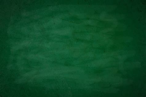 학교 디스플레이 배경을 위한 녹색 칠판 질감 텍스트 또는 그래픽 디자인 그런지 배경을 추가하기 위해 복사 공간으로 지워진 분필 흔적 그린 보드 짙은 녹색 벽 배경 교육 개념