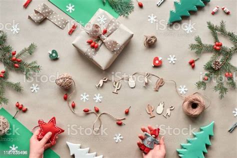 제로 폐기물 크리스마스 소박한 나무에 개념 평면 레이아웃 손으로 만든 선물 생분해성 재료의 천연 크리스마스 장식 플라스틱 없음 플랫 레이 상단보기 손은 별과 인형을