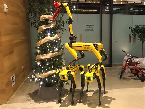 Три робопсы Spot от Boston Dynamics наряжают елку