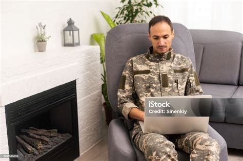 반대 정보 개념의 감시 및 통제 정보 작전을 위해 노트북에서 작업하는 위장복을 입은 군인 가정 생활에 대한 스톡 사진 및 기타