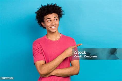 펑키한 쾌활한 남자 트렌디 한 옷을 입는 손가락의 사진은 빈 공간을 보여 주며 현대 기술 판매는 파란색 배경에 고립 되어 있습니다 T 셔츠에 대한 스톡 사진 및 기타 이미지