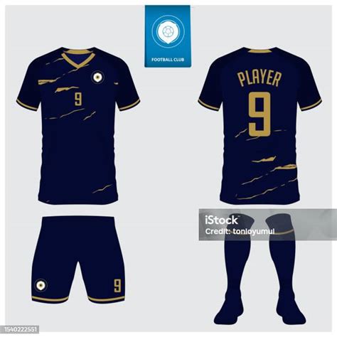 축구 클럽을 위한 축구 유니폼 또는 축구 키트 모형 디자인 세트 축구 셔츠 짧은 양말 템플릿입니다 앞면보기 뒷모습의 축구 유니폼 플랫 디자인의 축구 배지 T 셔츠에 대한