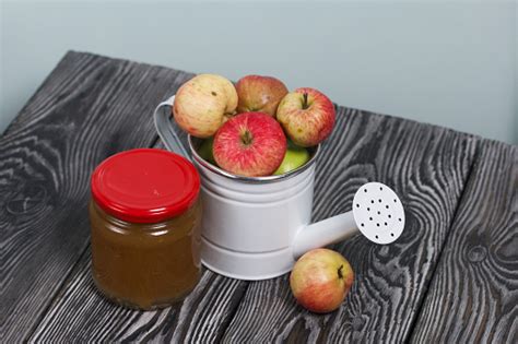 금속 급수에 녹색 사과 수 있습니다 소나무 보드에 근처에는 잼 항아리가 있습니다 사과를 수확하십시오 계절에 대한 스톡 사진 및 기타 이미지 Istock