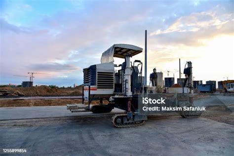 건설 현장에서 도로 작업에 슬립 폼 파버 기계 새로운 분기에 고속도로 콘크리트 포장 신기술을 활용한 콘크리트 도로 수리