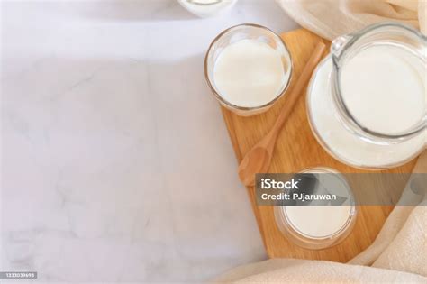 우유 음료는 나무 판에 맑은 항아리와 우유 한 잔 건강한 음료 컨셉 개체 그룹에 대한 스톡 사진 및 기타 이미지 개체 그룹 건강한 식생활 근거리 초점 Istock