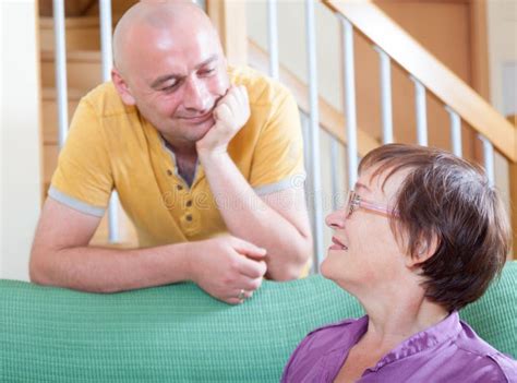 Reife Mutter Mit Erwachsenem Sohn Stockbild Bild Von Muttergesellschaft Zuhause