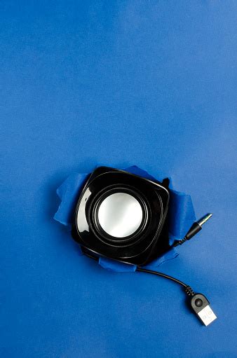 검은 색 라우드 스피커 Usb 케이블 및 파란색 배경에 플러그의 상단 보기 설계를 위한 빈 공간 Usb 케이블에 대한 스톡 사진 및 기타 이미지 Istock