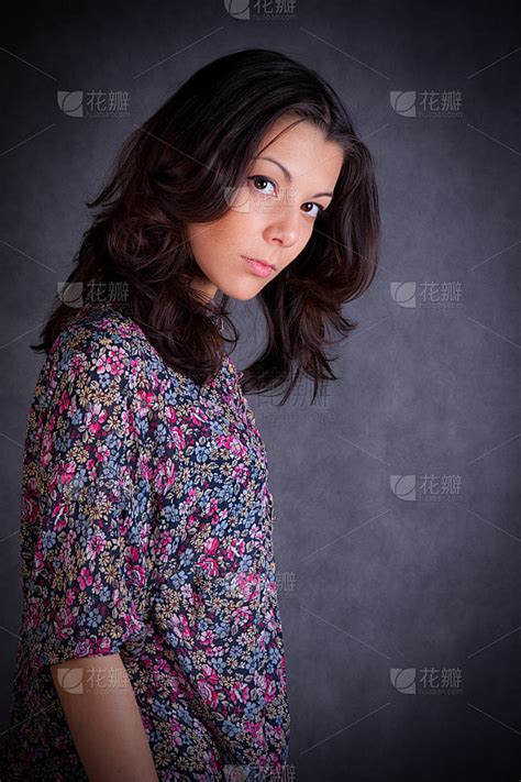 这个小女孩看着镜头