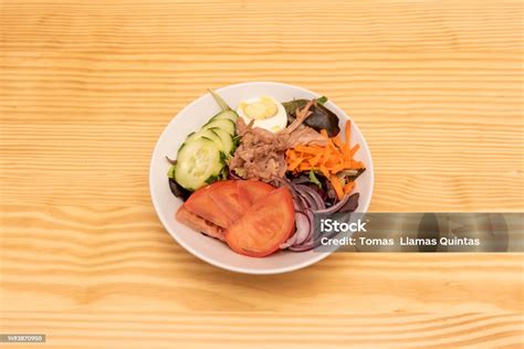 오크 양상추 강판 당근 생 적양파 토마토 조각 삶은 달걀 참치 통조림 올리브 오일을 곁들인 생 오이 조각의 혼합 샐러드 0명에