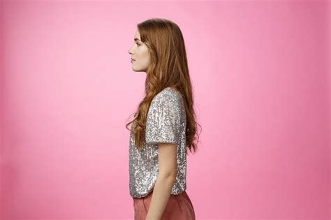 Gola Dziewczyna Zdjęcia Darmowe Pobieranie Na Freepik