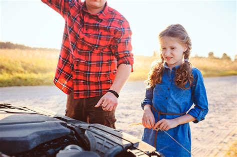 아버지와 딸은 여름 로드 여행 중에 자동차와 문제를 해결 합니다 아빠를 돕는 아이 가족에 대한 스톡 사진 및 기타 이미지 가족 거리 교습 Istock
