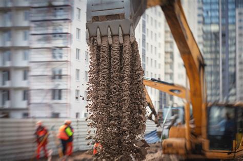 황색 무거운 굴삭기 발굴 모래와 도로 공사 중 작업 새로운 도로의 건설 중 모래를 하역 건설 산업에 대한 스톡 사진 및 기타 이미지 건설 산업 건설 현장 건설업자