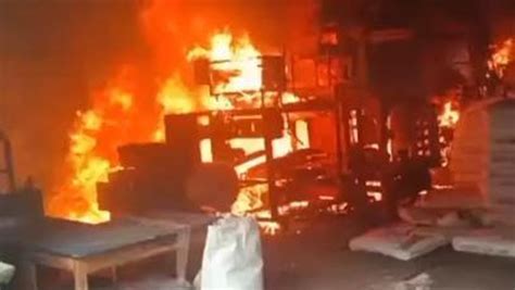 కరీంనగర్ జిల్లాలో భారీ అగ్ని ప్రమాదం ఎగిసిపడిన మంటలు Video Dailymotion