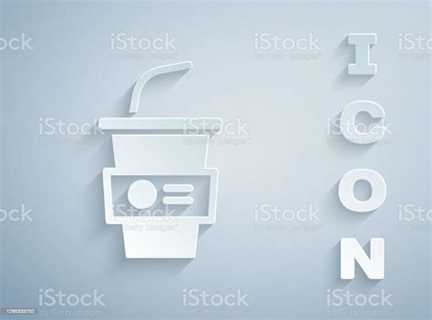 종이 잘라 종이 유리 를 마시는 빨대와 물 아이콘 은 회색 배경에 고립 소다 음료 유리 신선한 차가운 음료 기호 종이 아트 스타일 벡터 3차원 형태에 대한 스톡 벡터 아트