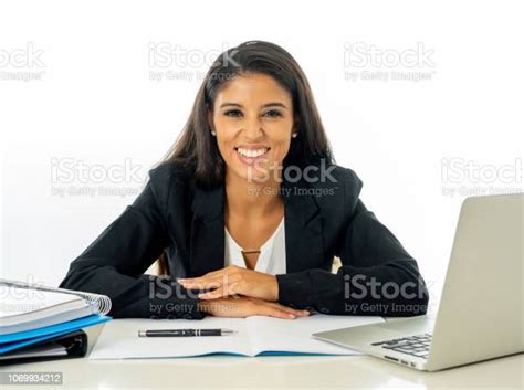 직장에서 성공적인 여성 흰색 배경에 고립에 그녀의 책상에 그녀의 컴퓨터에서 작업 하는 행복 한 젊은 사업가 만족 고용과 노동에 대한 스톡 사진 및 기타 이미지 Istock