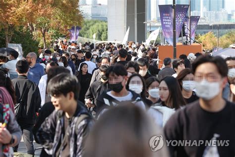 서울세계불꽃축제 찾은 시민들로 붐비는 여의도 연합뉴스
