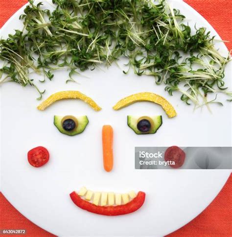 야채와 과일 만든 흰색 접시에 기발한 순간 재미 음식 얼굴 0명에 대한 스톡 사진 및 기타 이미지 0명 개체 그룹 건강한 식생활 Istock