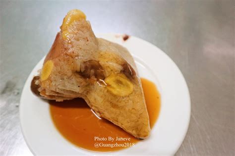 2023老妈宫粽球跃进路店美食餐厅揭开粽叶后再淋上一点糖汁，【去哪儿攻略】