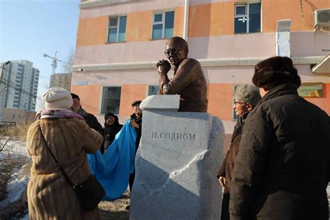 Академич Н Содном агсны ойд зориулж дурсгалын хөшөө босголоо Монгол Улсын Их Сургууль