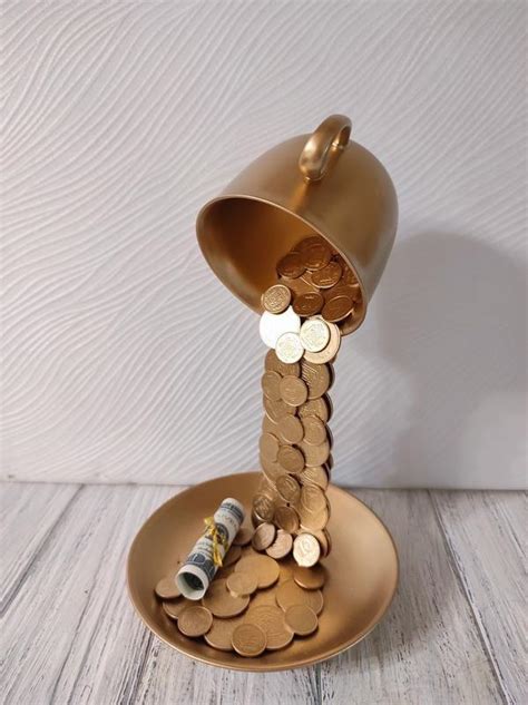 Сувенір статуетка левітуюча чашка з золотим напиленням та монетами ручна робота хендмейд