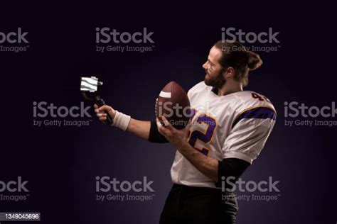 어두운 배경에 셀카를 만드는 흰색 유니폼을 가진 축구 선수 검은색에 대한 스톡 사진 및 기타 이미지 검은색 결심 공 스포츠 장비 Istock