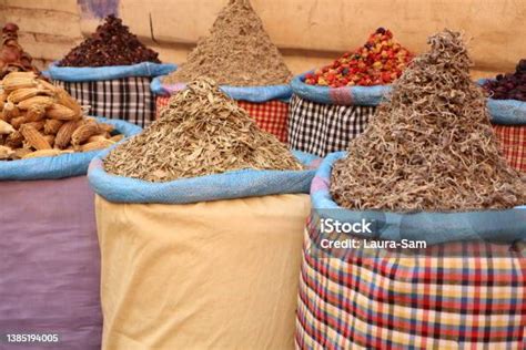 향신료 메디나 마라케시 모로코 여행 가을 가을 로드트립 음식 시장 향신료 씨앗 과일 마른 성분 콩 말린 후추 가방 허브 곡물 갈색 가방 요리 재료 쌀 요리 인도 올리브 허