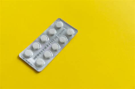 패키지에 알 약에 최고 보기 노란색 배경에 흰색 알약 의학 약물 진통제 정제 약 약물 항생제 비타민 치료 캡슐 복용량 약국 테마 0명에 대한 스톡 사진 및 기타 이미지