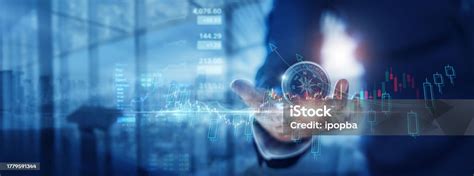 주식 시장 투자에서 비즈니스 성장과 비전을 탐색하기 위해 나침반을 들고 있는 사업가 비즈니스 최고의 성과를 결정하는 재무 전략이 포함된 비즈니스 솔루션을 위한 스마트 도구