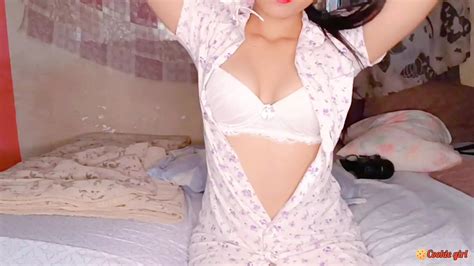 침대에서 의붓아버지를 생각하며 자위하는 작은 가슴을 가진 아름다운 소녀 xHamster