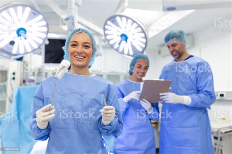 수술실에 서있는 행복한 여성 외과 의사의 초상화 환자에서 작업 할 준비가 수술 극장에서 수술 유니폼을 입은 여성 의료 종사자 간호사에 대한 스톡 사진 및 기타 이미지