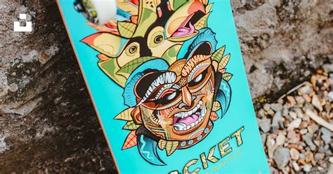 청록색과 여러 가지 빛깔의 로켓 스케이트 보드 그래픽 스케이트 보드는 낮 동안 회색 콘크리트 벽에 주차되어 있습니다 사진 Unsplash의 무료 스케이팅 이미지