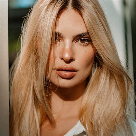 Emily Ratajkowski Dyed Her Hair Bleached Blonde Just In Time For Summer