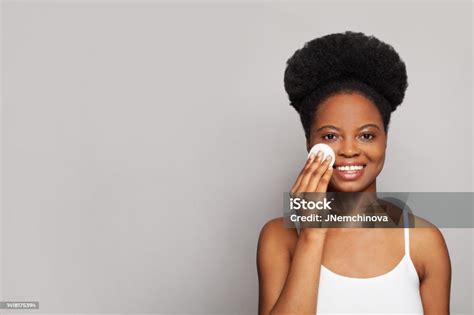 젊은 예쁜 미소 짓는 여자는 아침 루틴 보습을하고 피부는 면봉을 사용하여 클렌징합니다 25 29세에 대한 스톡 사진 및 기타 이미지 25 29세 가까운 건강관리와