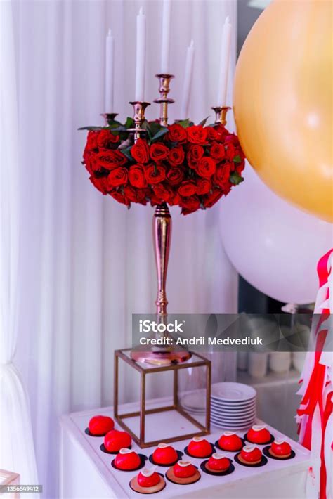 고급 결혼식 피로연에서 맛있는 사탕 바 독점적 인 비싼 케이터링 현대적인 디저트 컵케이크 과자 과자와 함께 테이블 아기 또는 신부 샤워 휴일 축하 선택적 초점 0명에 대한