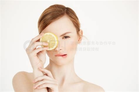 健康高清图片 裸体美丽的女孩与干净健康的皮肤咬嘴唇隐藏在柠檬片后面的眼睛美容水疗美容 生活方式免费下载 jpg格式 编号52338965 千图网