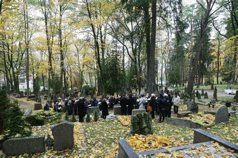 Palaidotas Kaune Gimęs Kompozitorius A Raudonikis Sudiev Tarė šeima Ir Bičiuliai Kas Vyksta