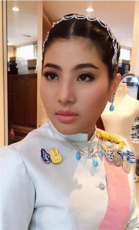 ทรงพระสิริโฉมงด Jsp Thailand Ceo ครีมกันแดดใยไหม ครีมสลายฝ้า หน้าเนียนใส