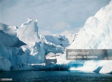 Antarctica Antarctic Peninsula Paradise Bay Iceberg Photos Et Images De