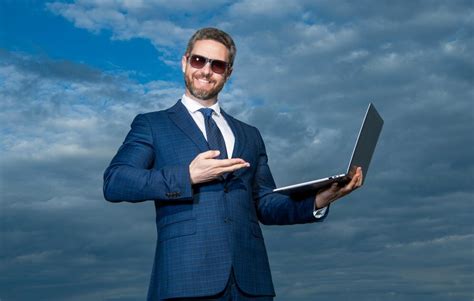 Premium Photo Happy Qa Engineer Presenting Product Pointing At Laptop