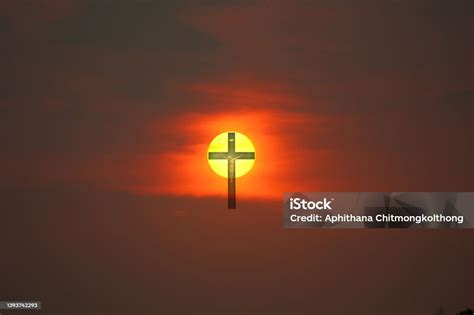 극적인 하늘 추상적 인 색 자연 배경으로 십자가에 못 박히신 예수님 0명에 대한 스톡 사진 및 기타 이미지 0명 개념 개념과 주제 Istock