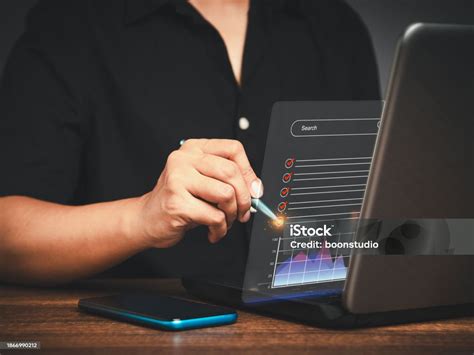 펜을 들고 가상 화면의 문서 관리 시스템에 확인 표시 기호를 쓰는 사업가 가상현실에 대한 스톡 사진 및 기타 이미지 가상현실 개념 경영자 Istock