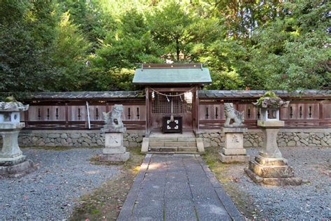 御本殿拝所前丹生神社和歌山県紀の川市 八百万の神