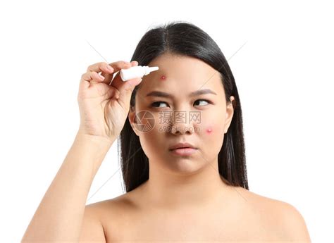 年轻亚洲女肖像白种背景的疮可高清图片下载 正版图片505752847 摄图网