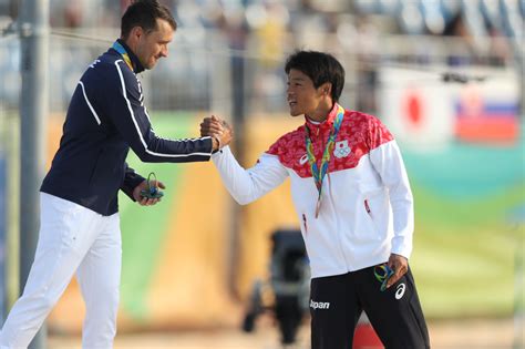 2016年8月9日、リオ五輪カヌー・スラロームの男子カナディアンシングルで銅メダルを獲得。表彰台で優勝した仏選手と握手を交わす（517