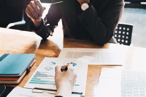 파트너와 협력 하 여 랩톱 컴퓨터와 마케팅 계획을 분석 하는 비즈니스 인력 브레인 스토밍 및 토론 프로젝트를 회의 팀워크 개념입니다 개념에 대한 스톡 사진 및 기타 이미지